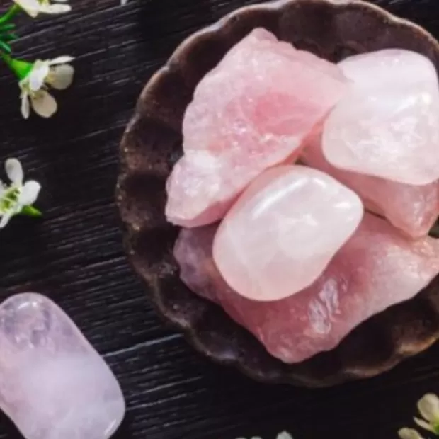 Cómo purificar y recargar tu cuarzo rosa para obtener su máxima energía ...