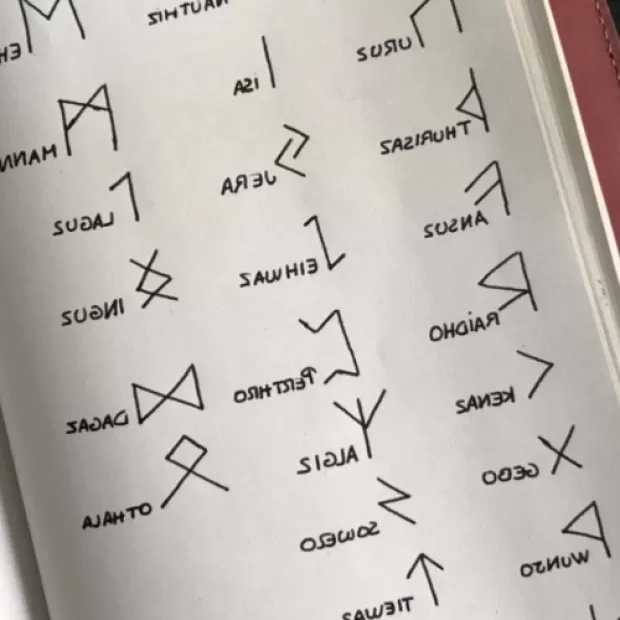 Descubre el significado profundo de la Runa Vikinga Isa. - Anna Casas