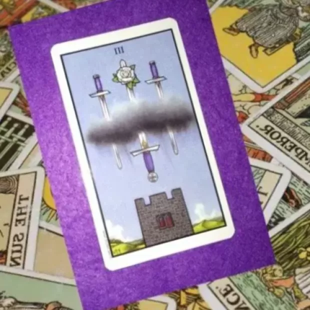 Descubre el significado oculto del Tres de Espadas en el Tarot. - Anna ...